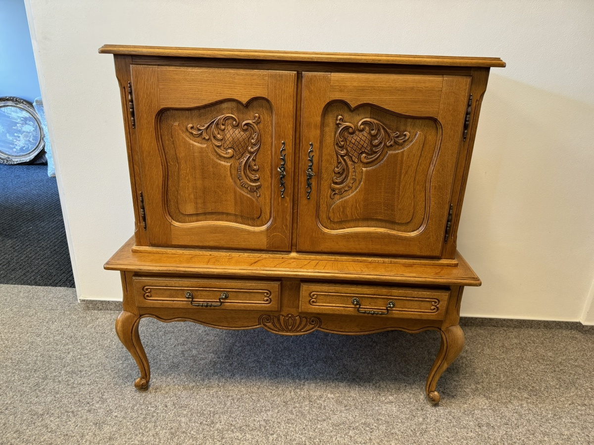 Starožitná vyřezávaná komoda s dekorativními dvířky a zásuvkami, styl ...